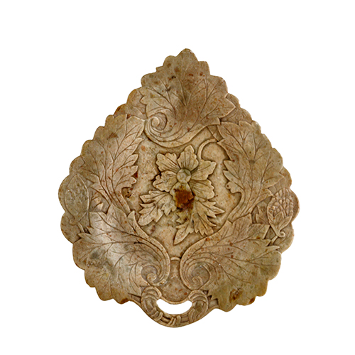 Almendrero en forma de hoja en piedra dura tallada. | Barnebys